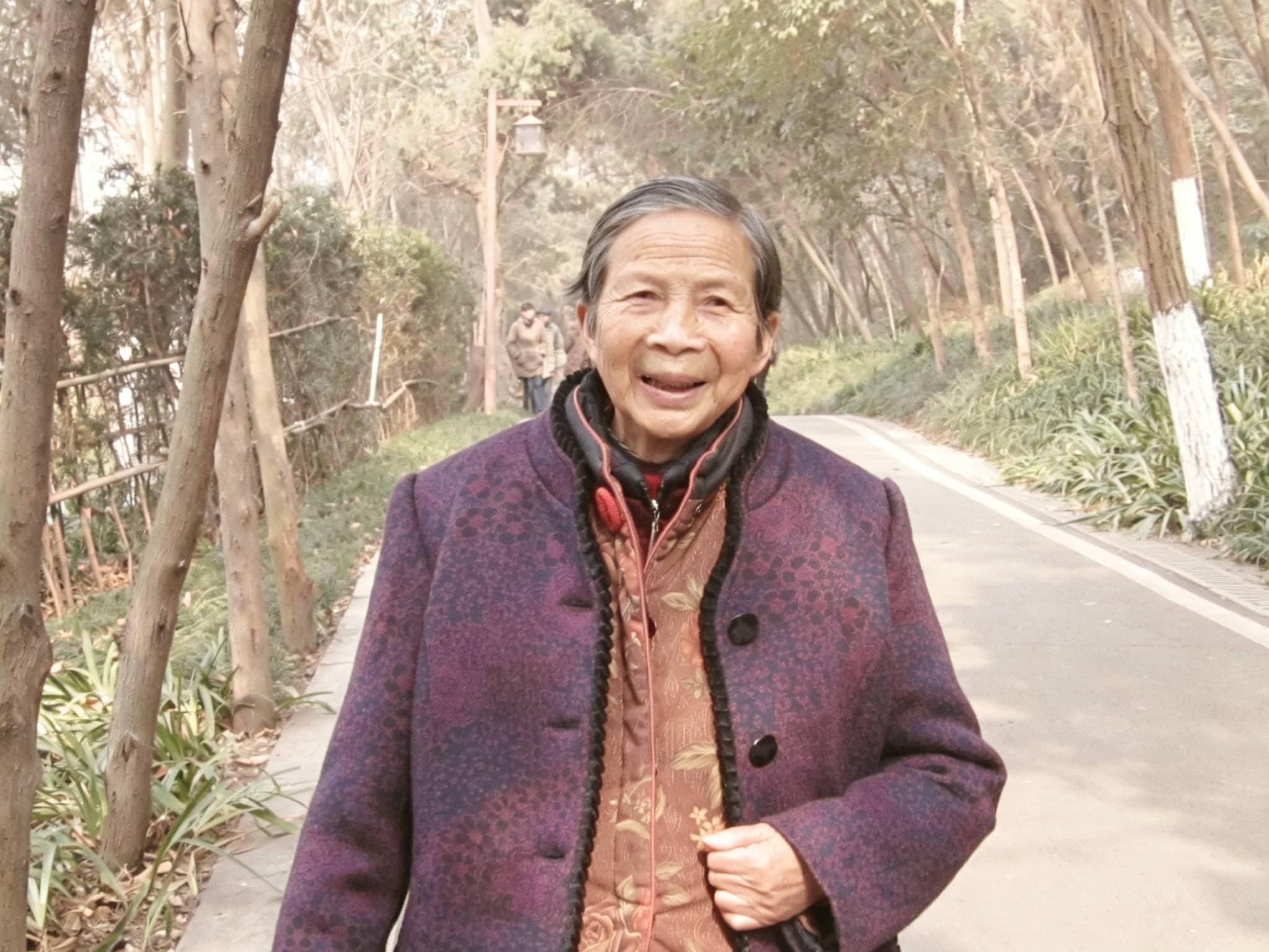祖母79岁笑容近景
